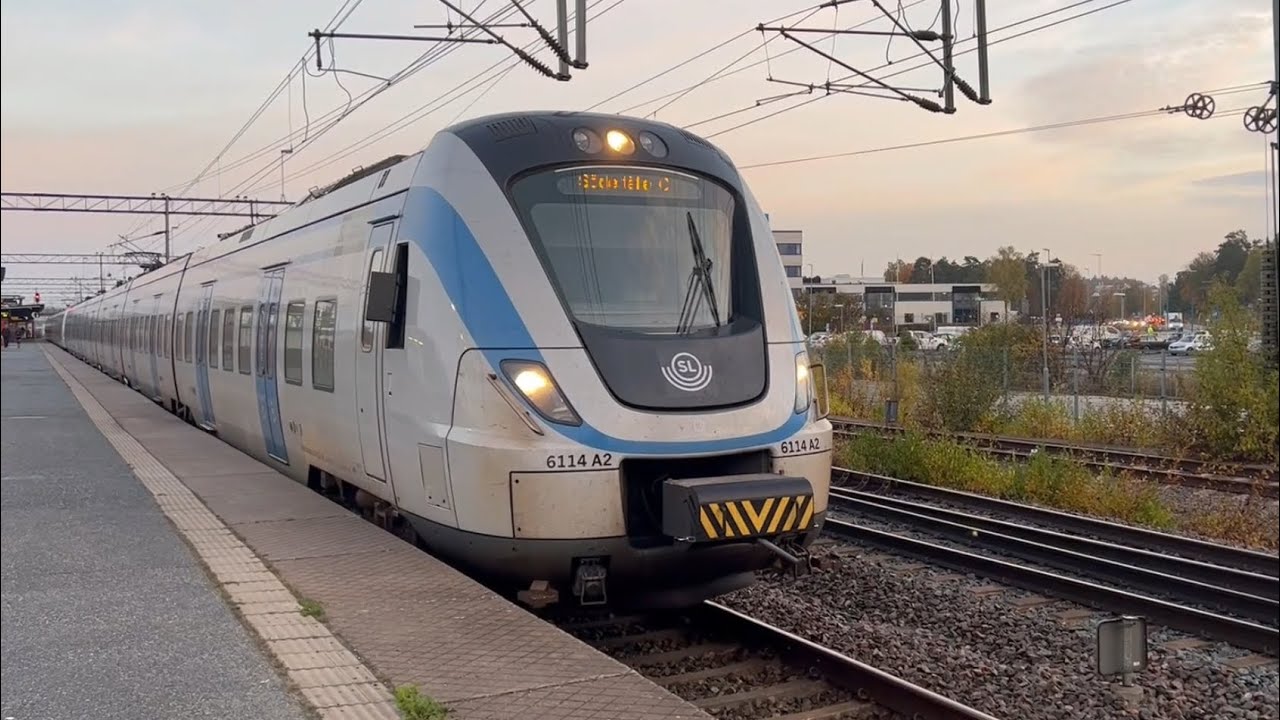 Tåg på Rotebro station - YouTube