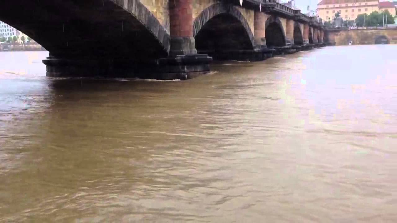 Zaplavy praha 2013 - YouTube