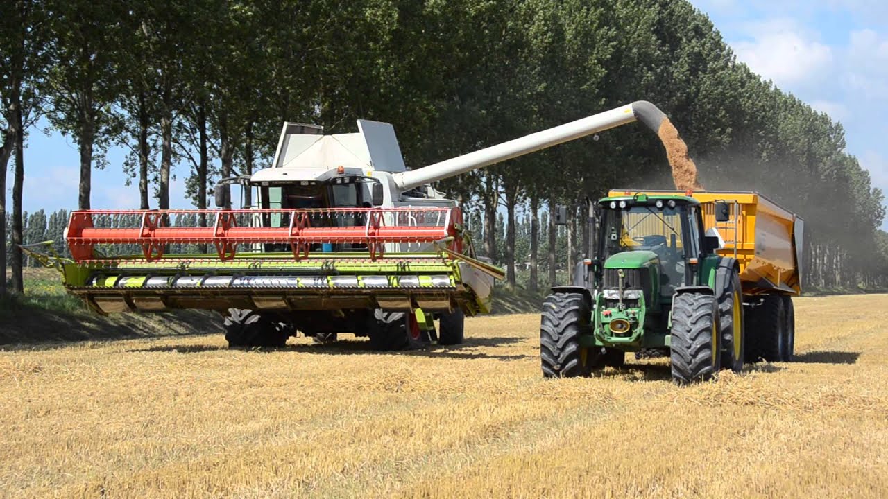 Claas Lexion 560 unloading wheat - YouTube