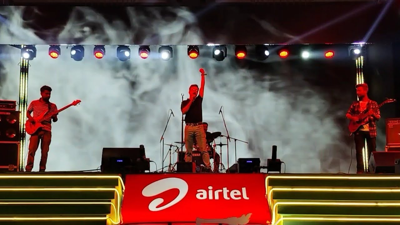Menoka Mathay Dilo Ghomta || Muhurto || Bangla Band Performance || 2025 ...