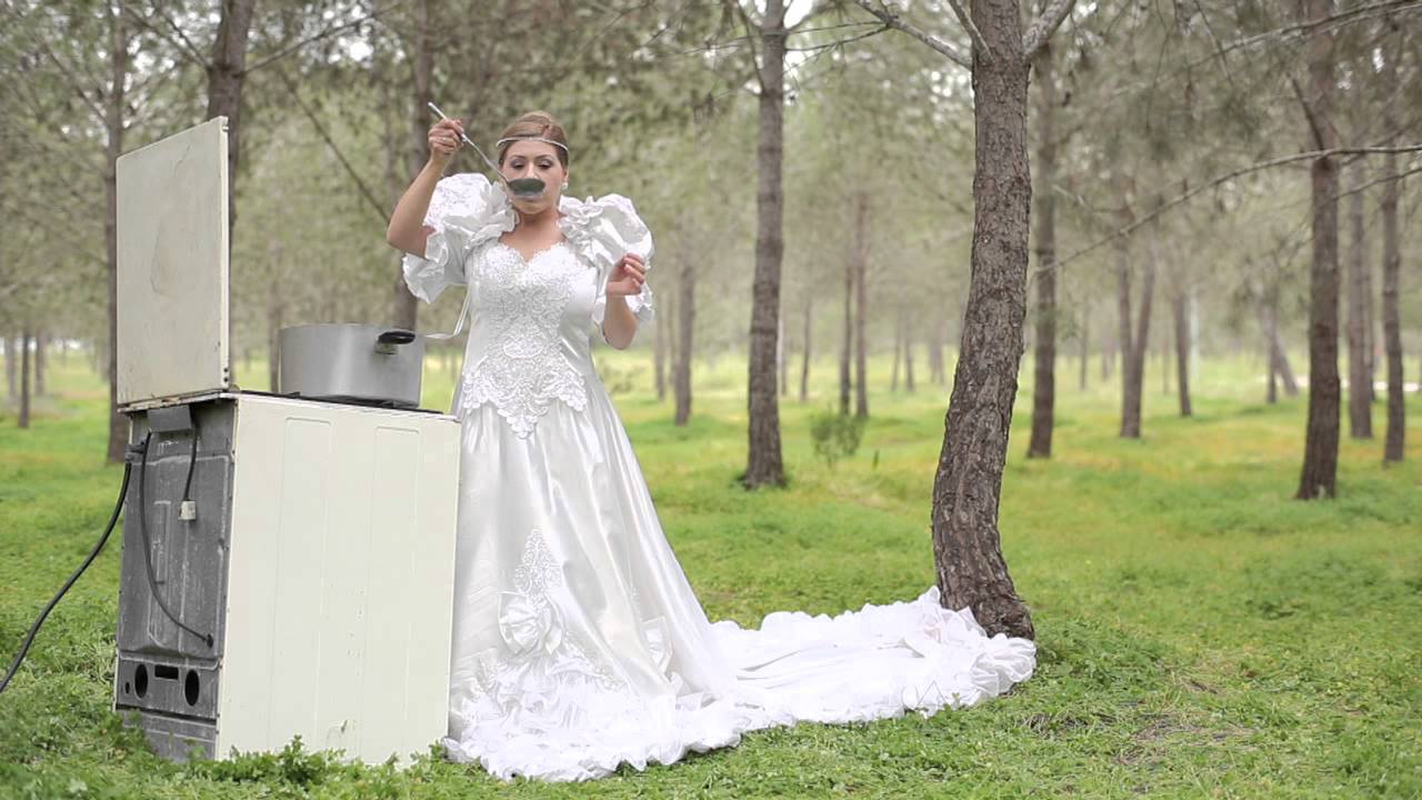 "Η γυναίκα που μαγείρεψε τον άντρα της" - TV commercial - YouTube