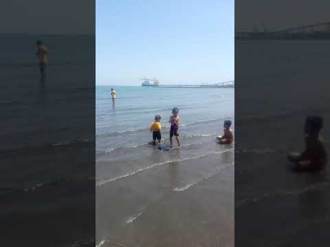 Mandi bersama saudara sepupunya di pantai BOHAY
