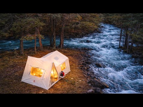 Coşkun Akan Nehir Kenarında Sıcak Çadır Kampı