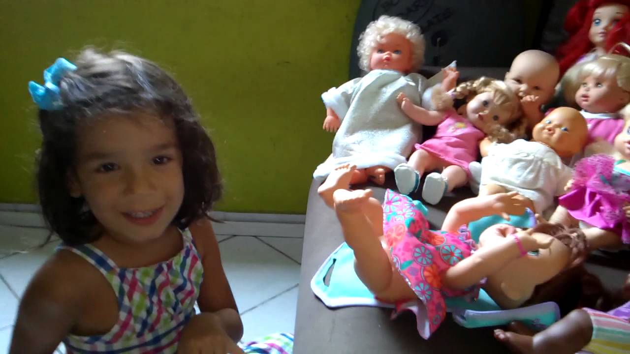 Nina brincando de boneca - YouTube