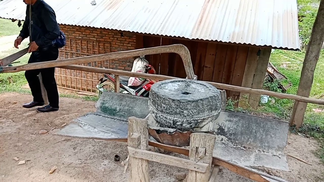 coj nej mus sqib peb hmoob toj siab lub zom zeb - YouTube