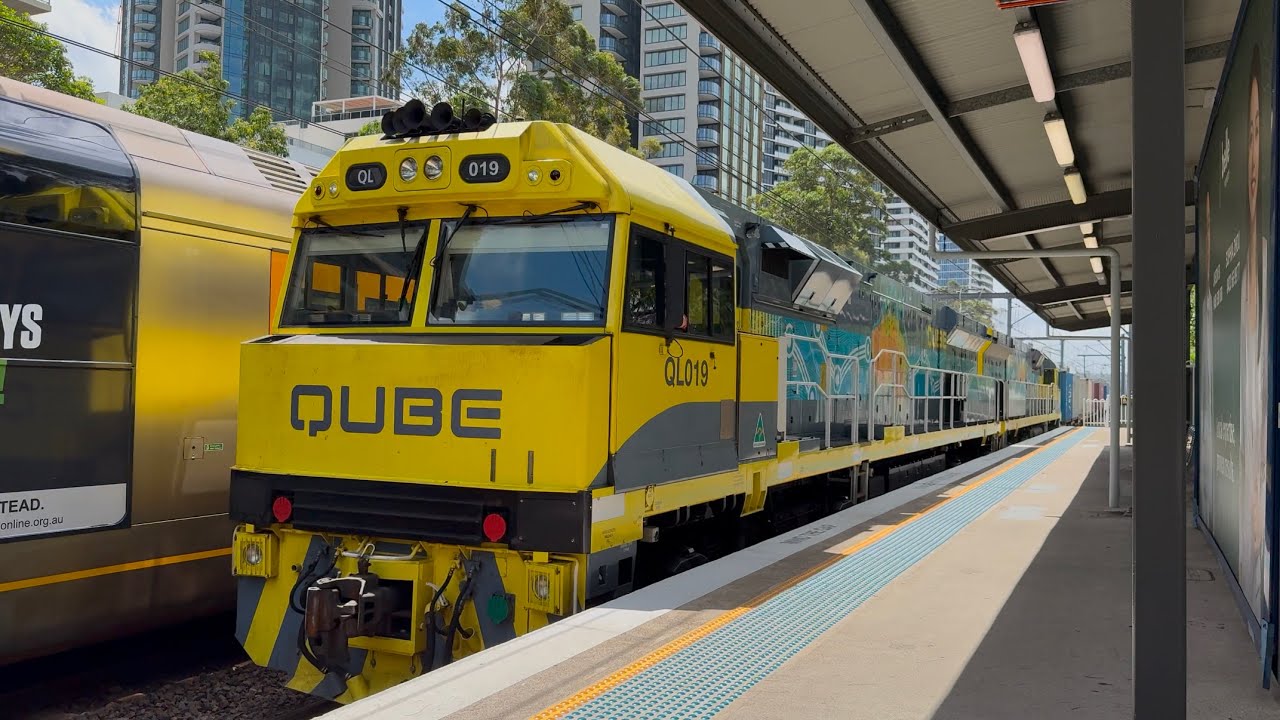 Qube QL019 QL020 5114 Container train Rhodes - YouTube