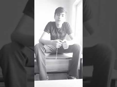 Karanlik bir sokakta bir lambanin altinda