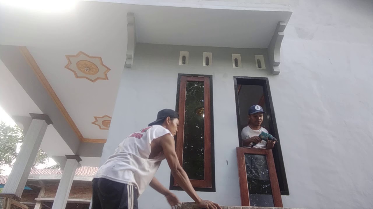 Pemasangan daun pintu + ram jendela. - YouTube