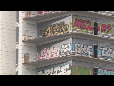 More arrests at graffiti-covered high-rise - YouTube
