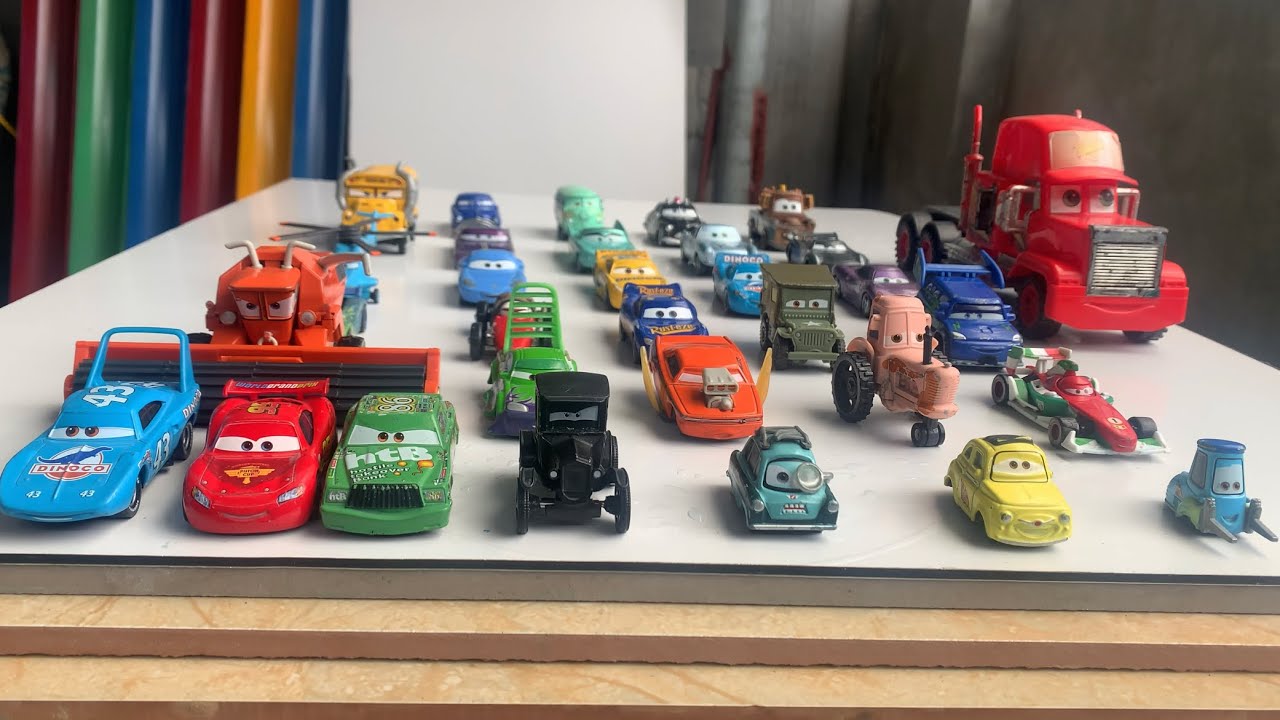 A convoy of Disney Pixar Cars minicars falls into the water! Lightning ...