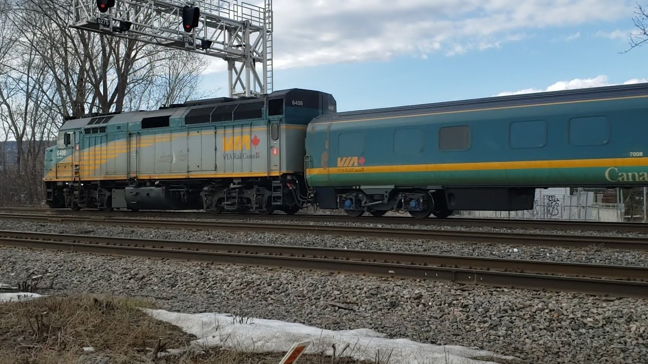 WINTER TRAINS Via Rail Renaissance and F40PH-2 over Atwater Overpass ...