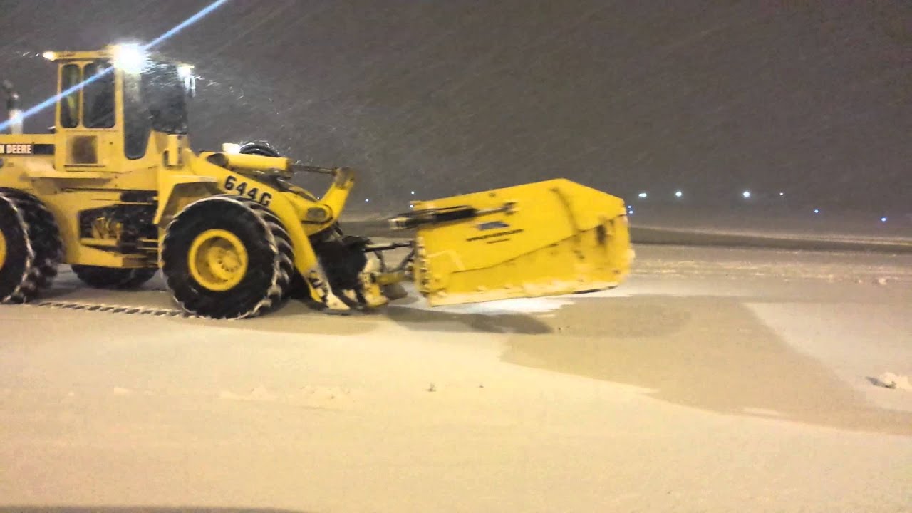 Ramp Plow at McGhee Tyson Passenger Terminal - YouTube