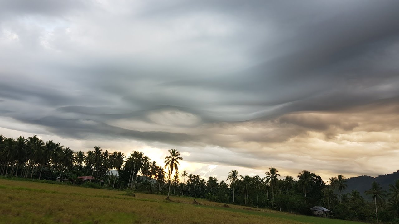 Anyone knows what kind of cloud is this? So nice and yet so alarming 😮😮 ...