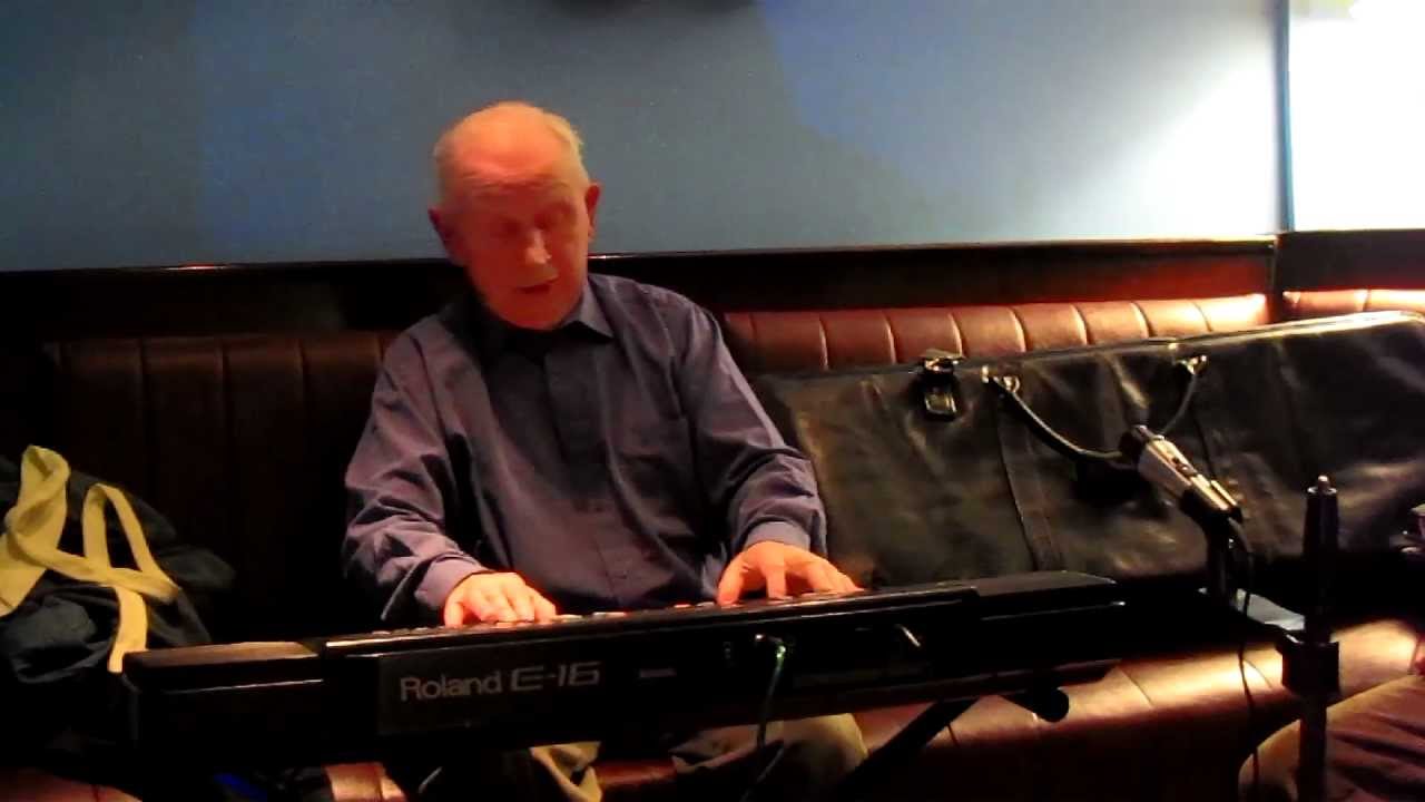 Eamon Connolly Plays Music - YouTube