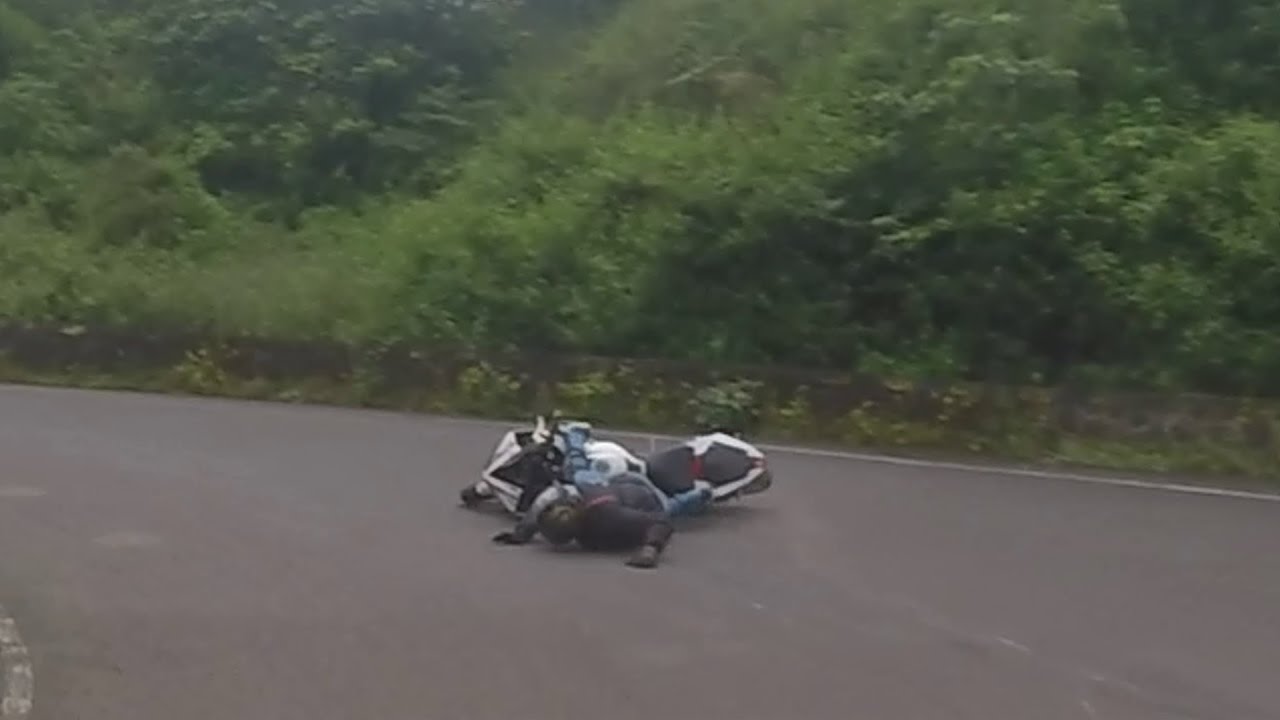 YAMAHA R15 CRASHES/LOWSLIDES WHILE CORNERING! NEVER BUY PILOT SPORTY ...
