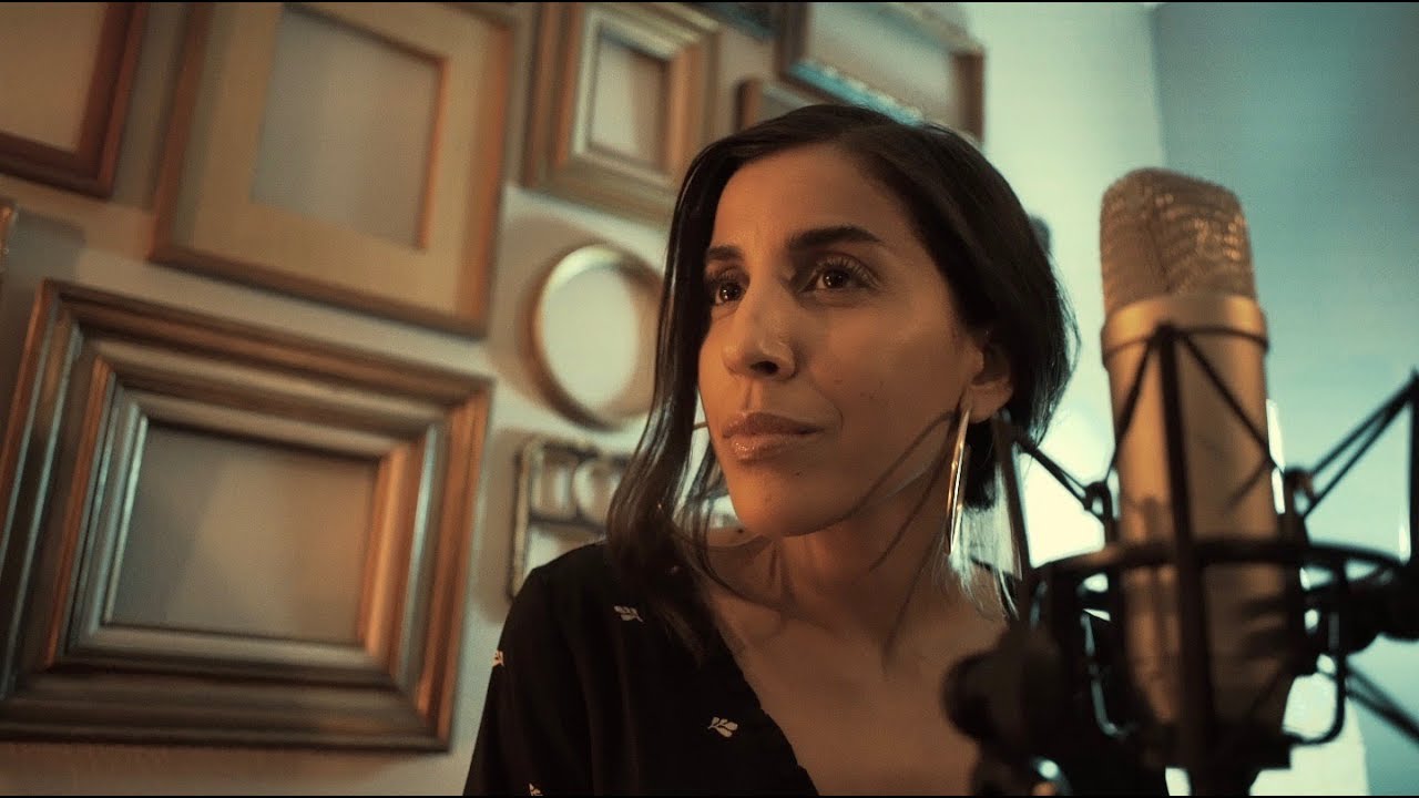 Mona Najib - Howlin' (Acoustic) - YouTube