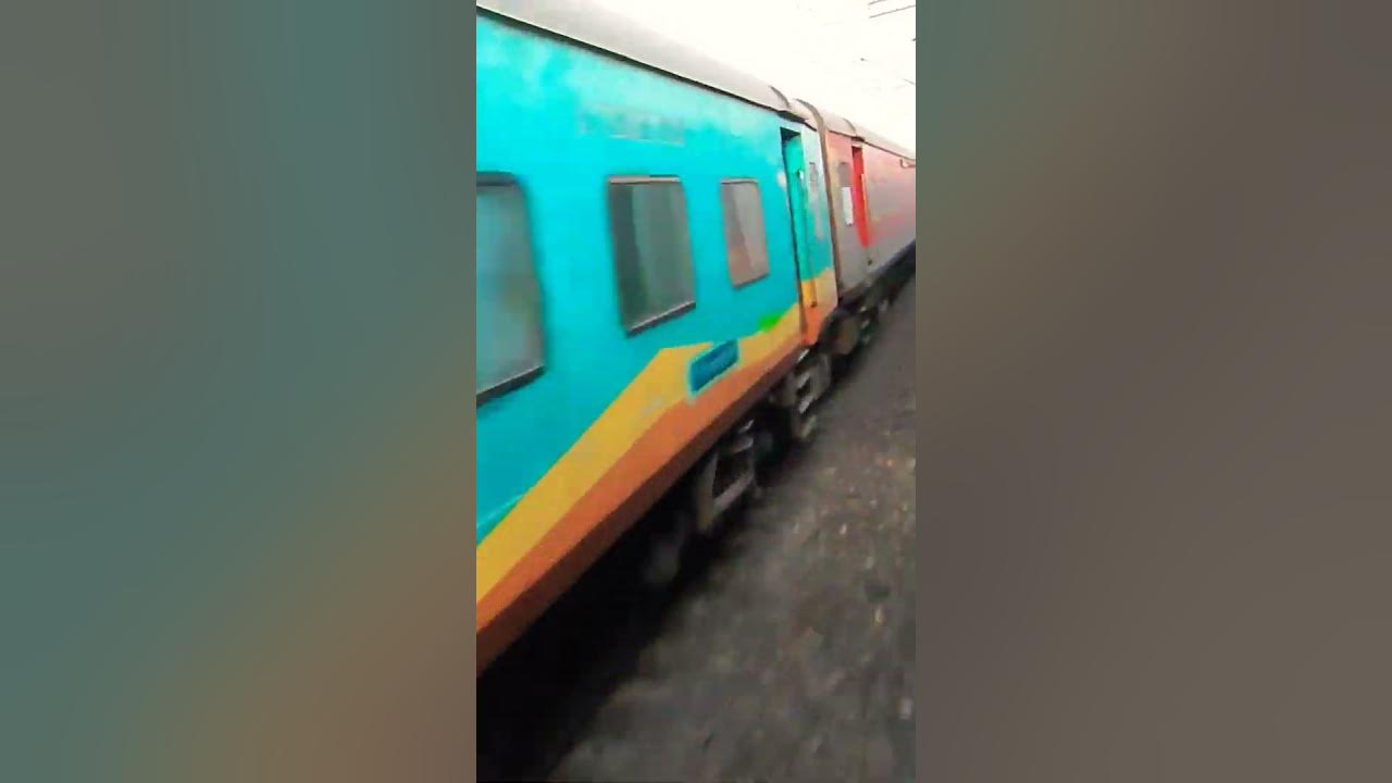 India longest Running humsafar 12504/Agartala - SMVT Bengaluru Humsafar Express overtake MDN EMU ...