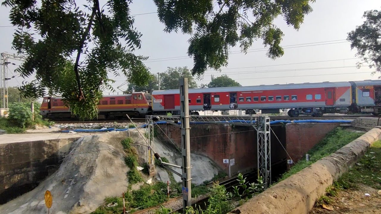 WAP4 with Triveni Express ! Train over Train ! Lucknow - YouTube