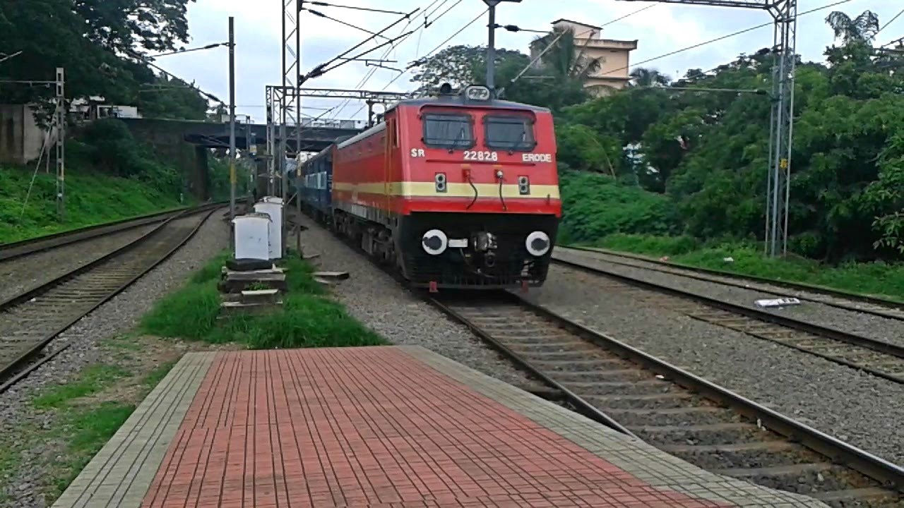 Trivandrum - Gorakhpur Raptisagar Express arrives Aluva - YouTube
