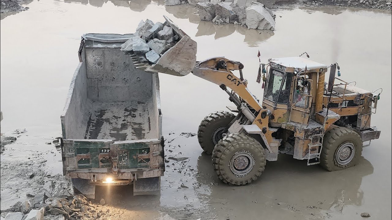Big Rock Loading Machine in Action: Caterpillar 966E Loading Huge Rocks ...