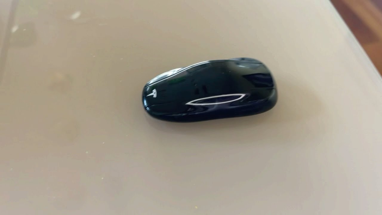 Tesla Model S Key Fob Battery Change 如何给特斯拉车钥匙换电池 - YouTube