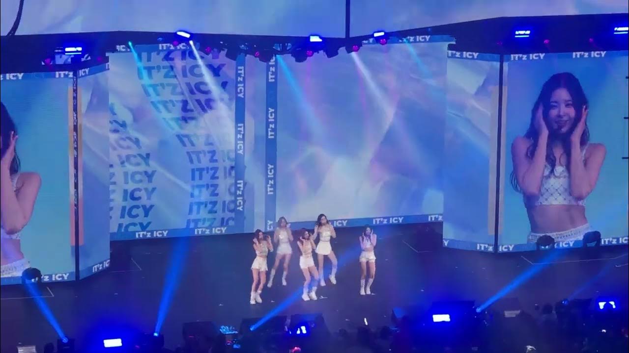 Itzy Concert Chicago | Checkmate | 221107 - ICY - YouTube