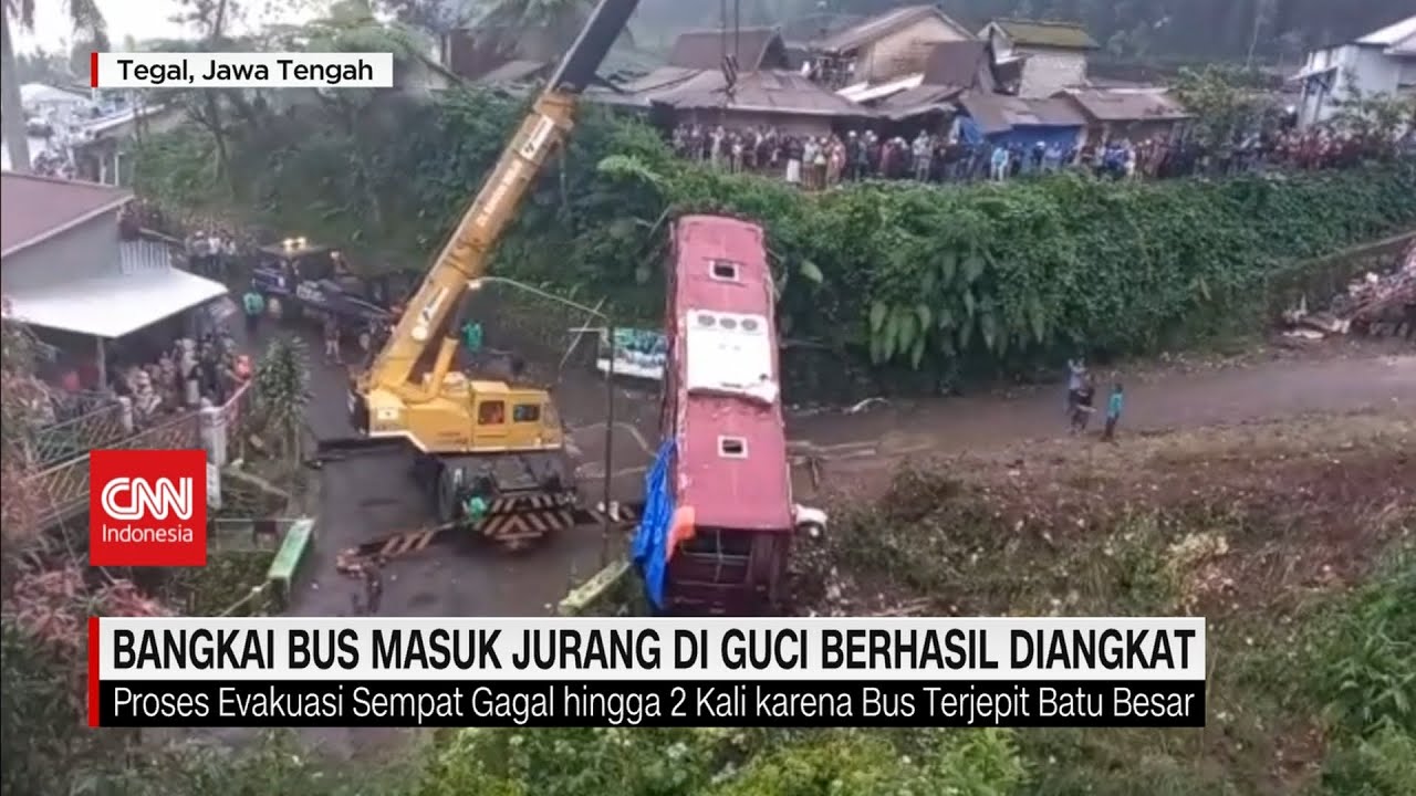 Bangkai Bus Masuk Jurang di Guci Berhasil Diangkat - YouTube