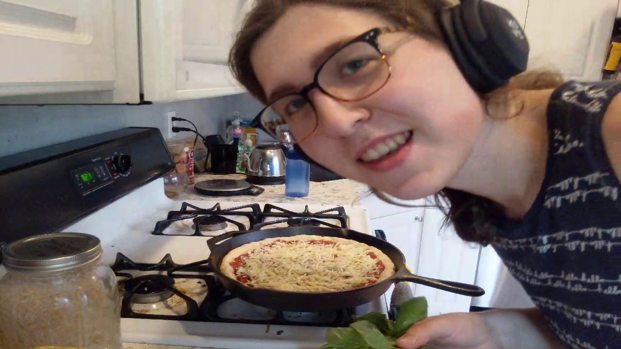 pizza time [laugh track] - YouTube