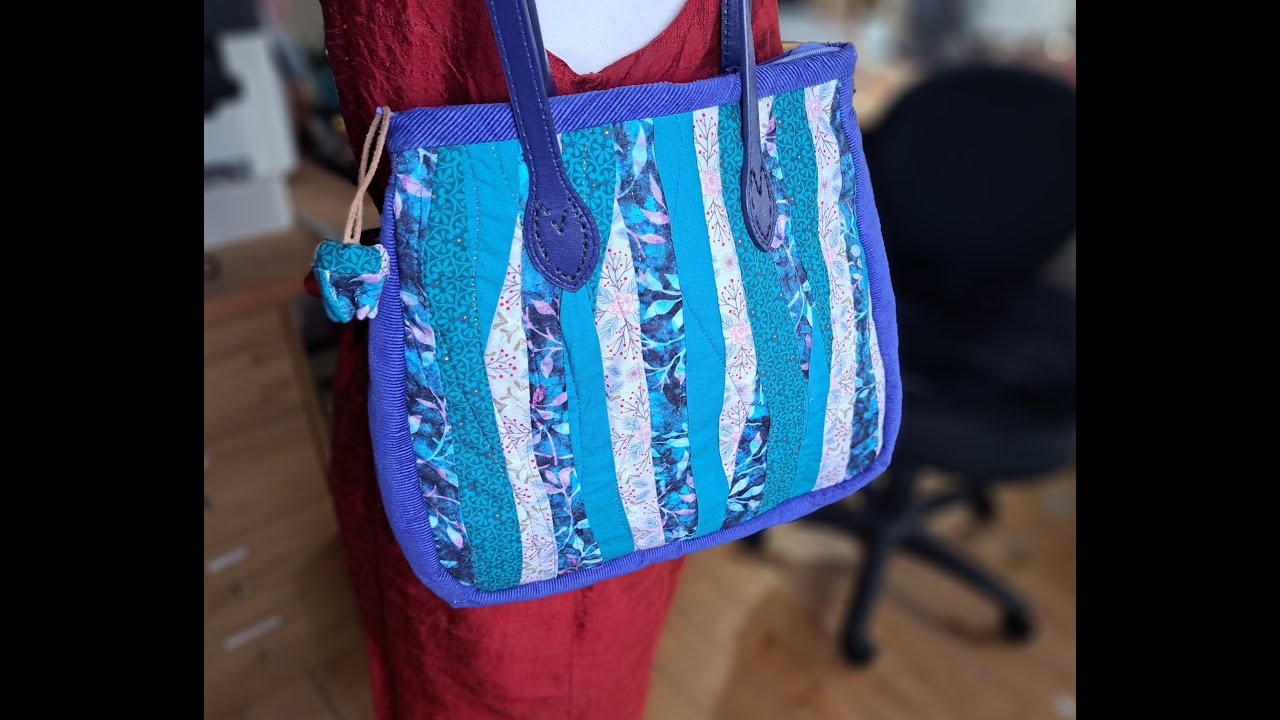 Wavy quilted blue bag with free pattern - YouTube
