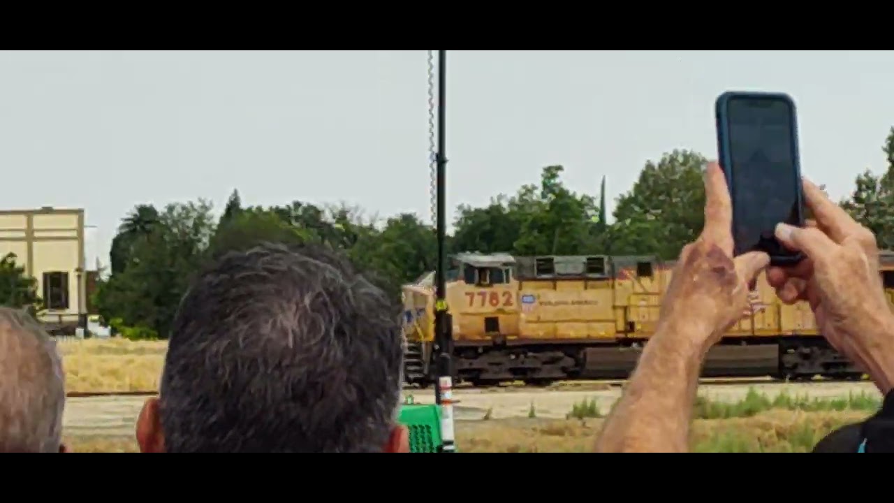 UP 7782 passing by 4014 - YouTube