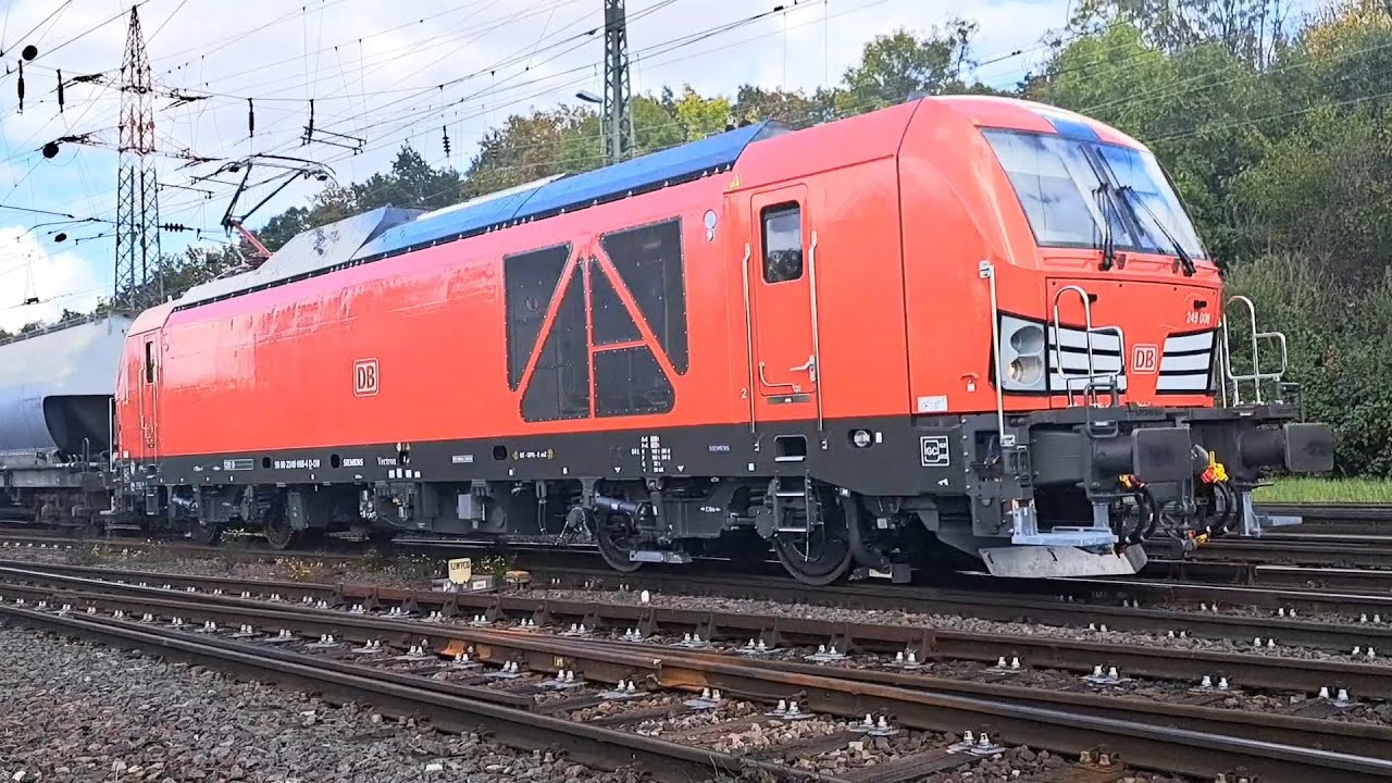 Zweikraftlok Vectron Dual Mode Light BR 249 008-4 mit Silowagenzug ...