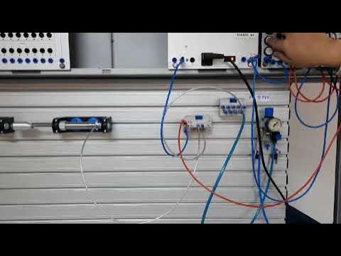 Circuito cilindro simple efecto con válvula 3/2 y accionamiento mediante pulsador y ...