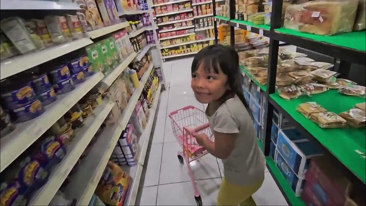 yuuna mau belanja jajanan, merengek minta kinder joy - YouTube
