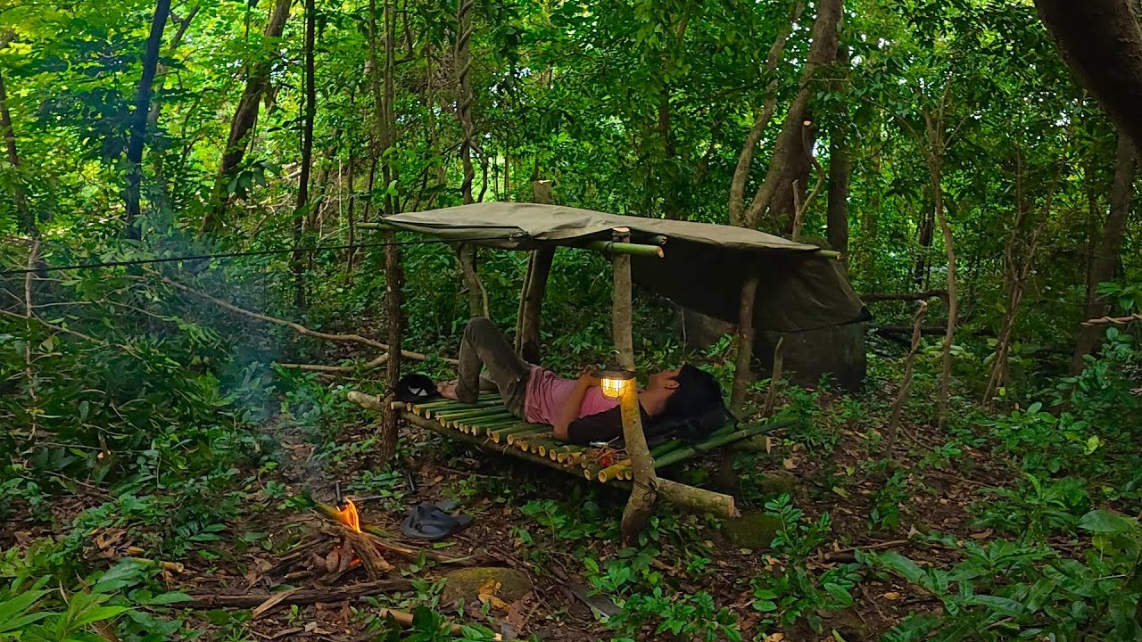 Solo building bushcraft, Camping in the deep forest. - YouTube