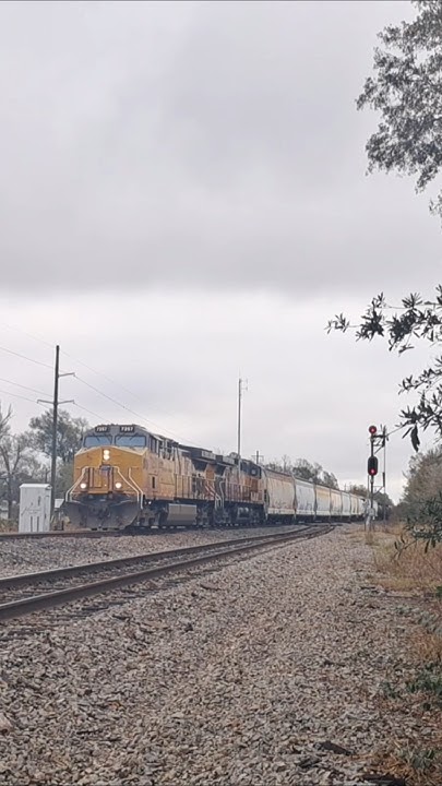 C44ACM/Ex SP AC44! UP #7257 leads a happy WB UP M-NOEWB28 out of Livonia, Louisiana!!! - YouTube