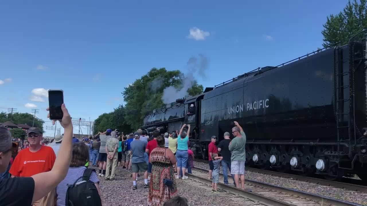 World's largest steam locomotive draws large crowds in Rochelle - YouTube