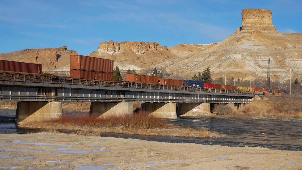 UP trains at Bridge over the Green River in 4K - YouTube