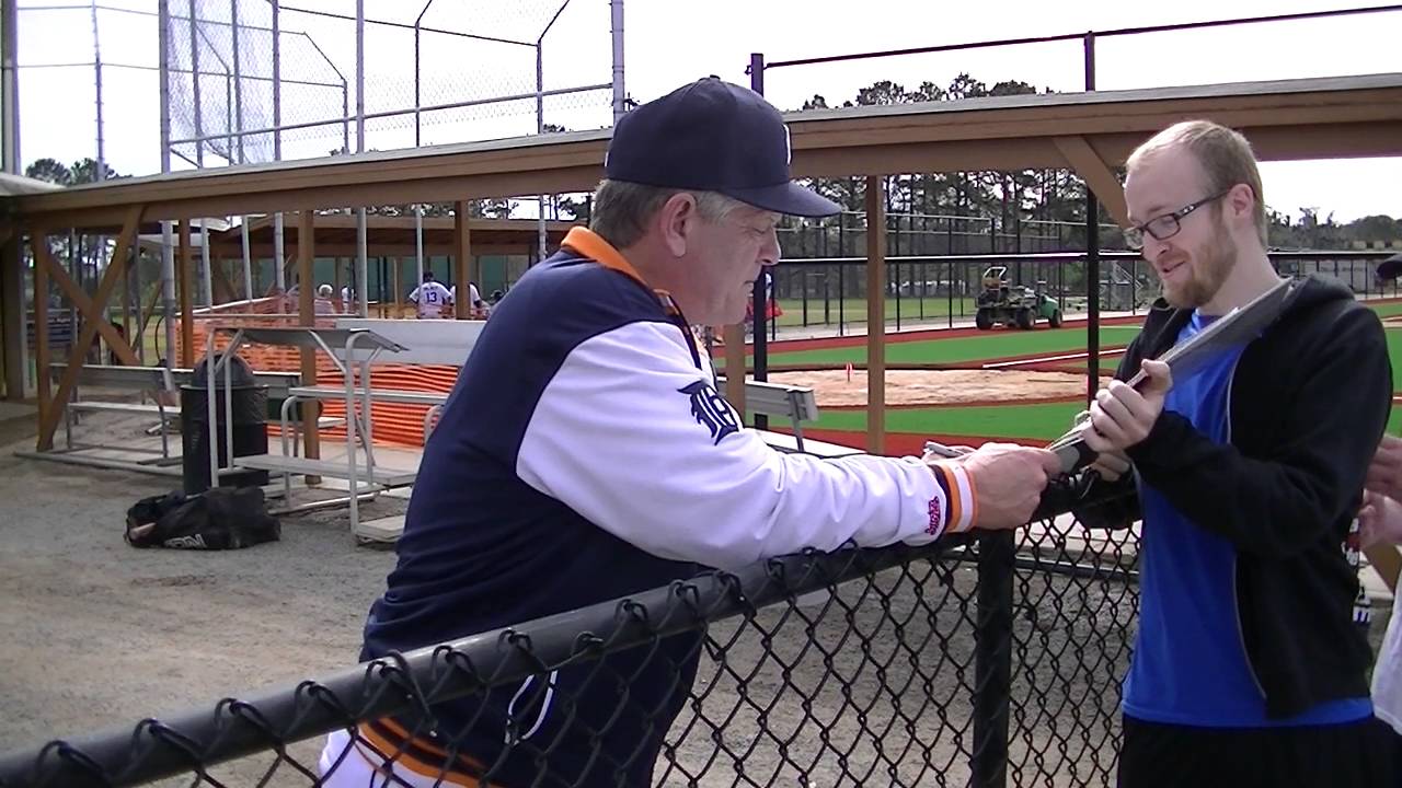Fmr MLB Player Rick Leach Signing Autographs - YouTube