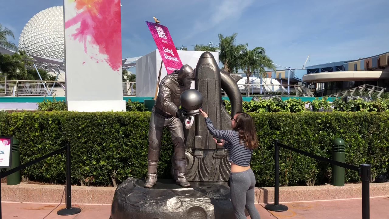 Living Statues at Epcot - YouTube