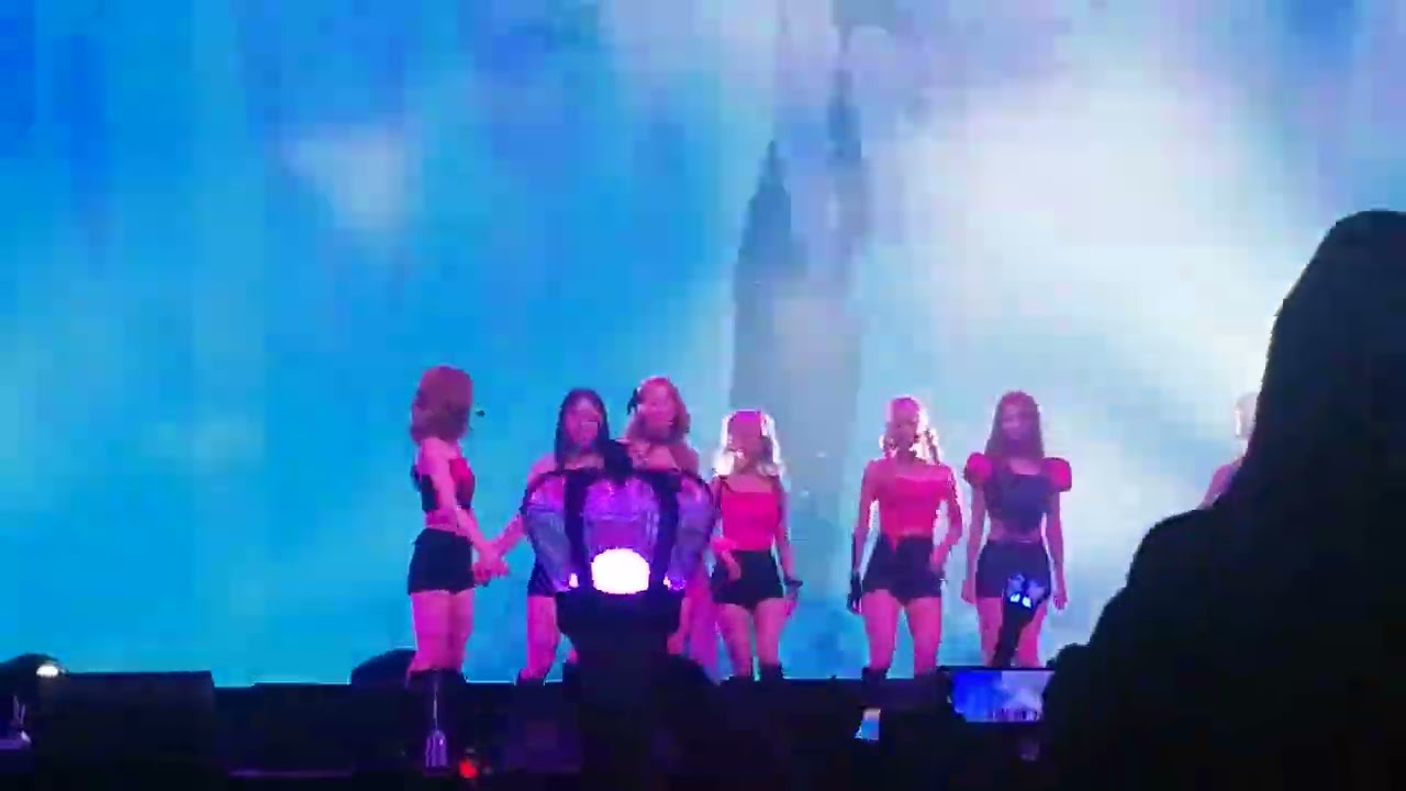 2022 LOONA 1ST WORLD TOUR [LOONA THE WORLD] (이달의 소녀) IN MEXICO CITY ...
