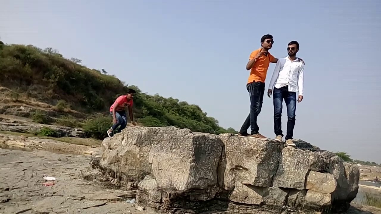 Friend drop from rock - YouTube