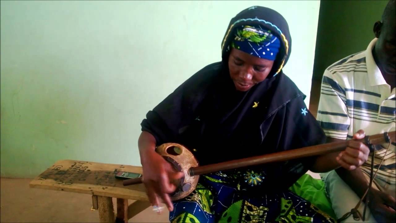 Salamatu Mai Gurmi [Female Hausa Gurmi Player] - YouTube