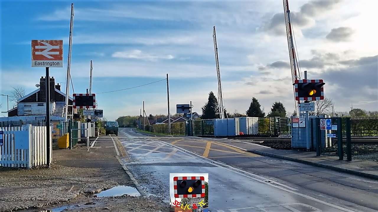 Eastrington Level Crossing, East Riding of Yorkshire - YouTube