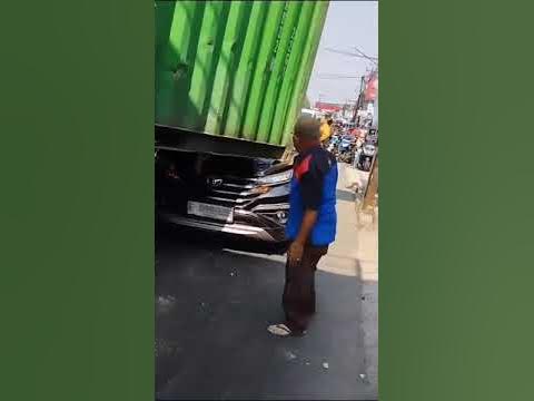 Truk kontainer nyangkut di jembatan talang bogor - YouTube