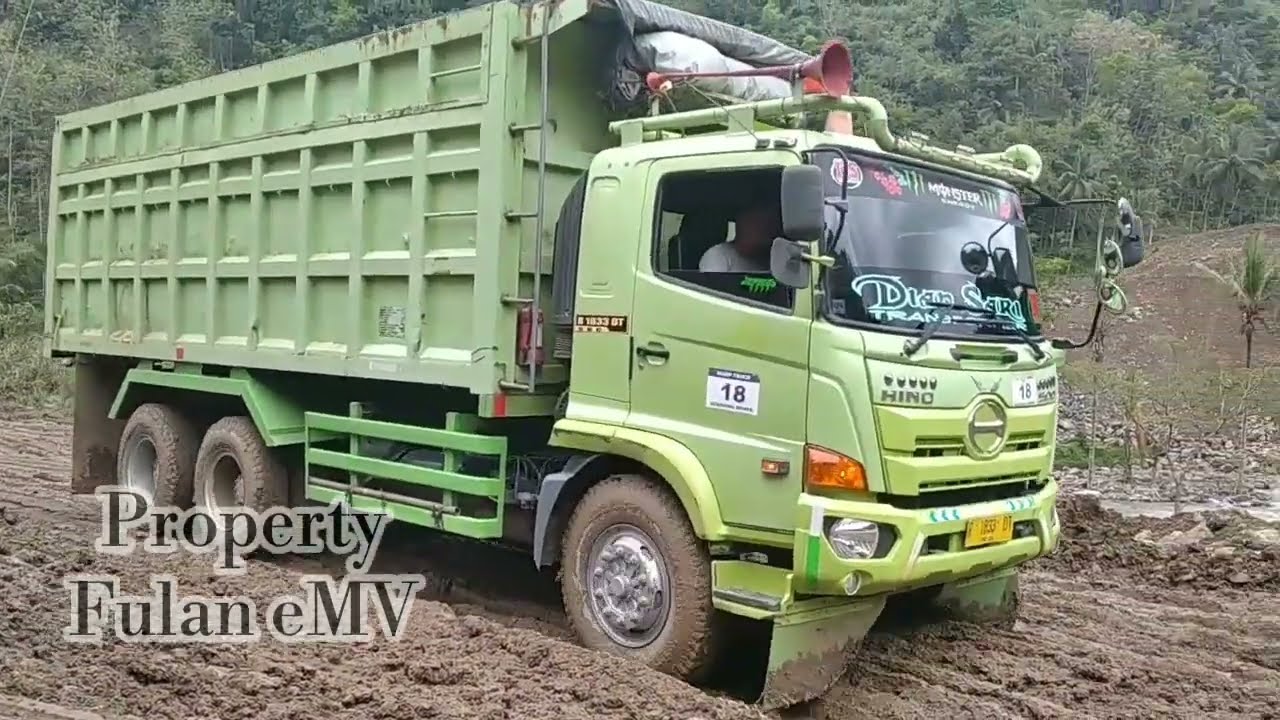 Mitsubishi Fuso 220 ps 6x4 vs Hino 500 Full Load Slick Road - YouTube