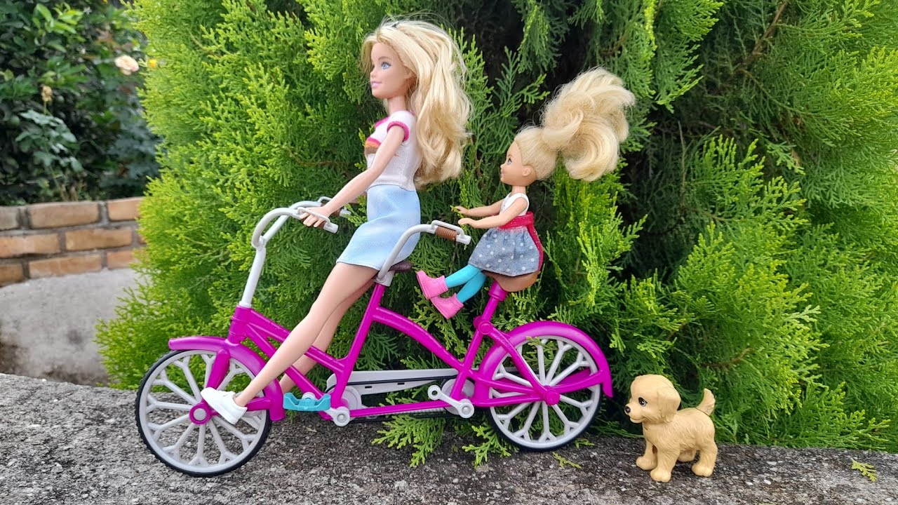 BARBIE Y CHELSEA DAN UN PASEO Y ENCUENTRAN UNA NUEVA MASCOTA 🚲 🐇 - YouTube