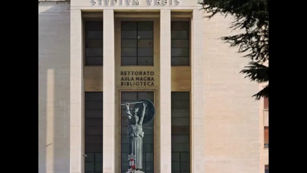 Roma Università La Sapienza piazzale Minerva statua in bronzo di ...