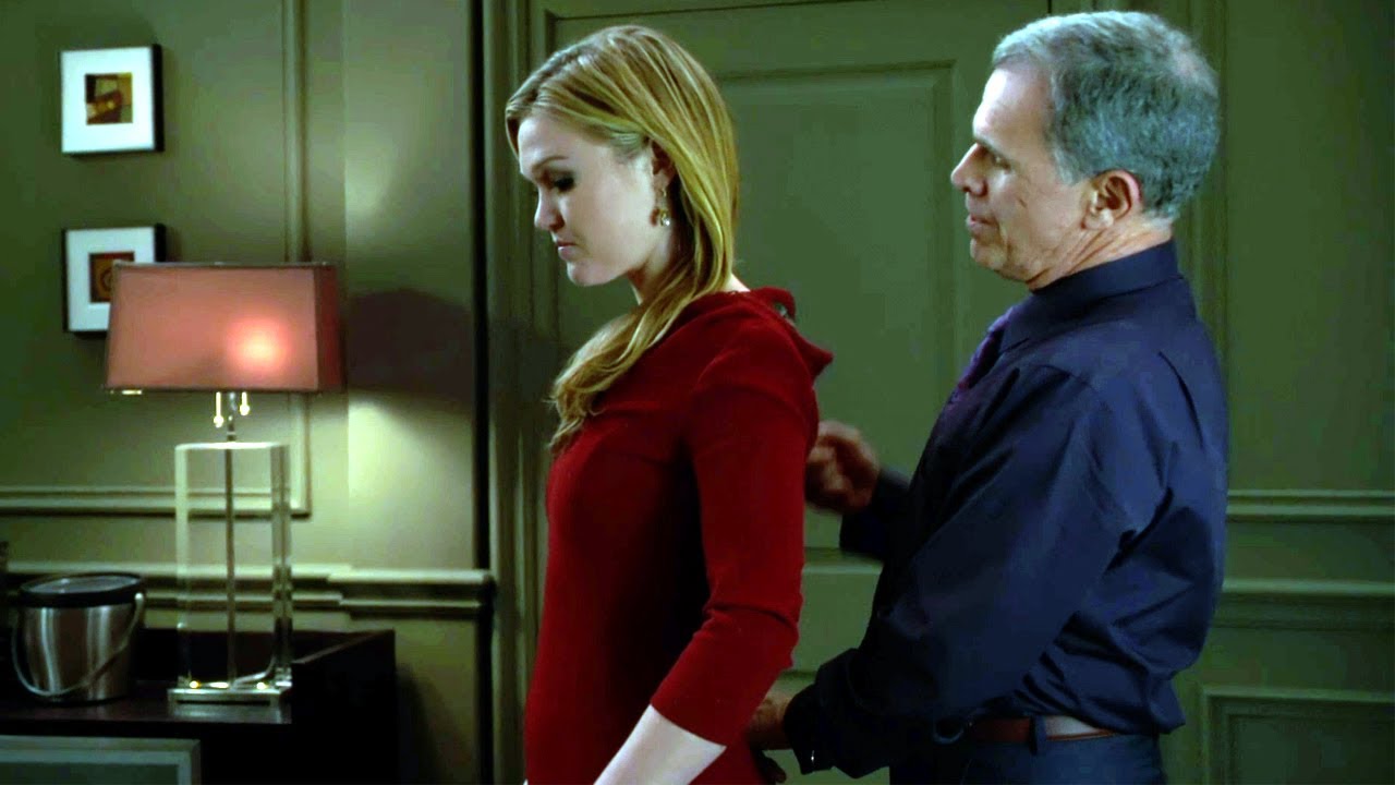 [0042] Zipping Up Julia Stiles in Blue (2012) - YouTube