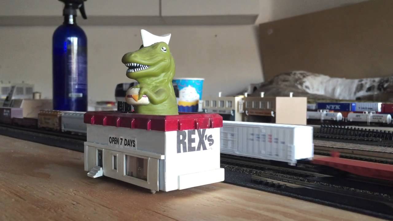 SoCal BNSF N scale train passes the famous Rex's diner! - YouTube