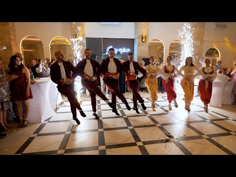 Folklorasi na svadbi u svecanoj sali  \